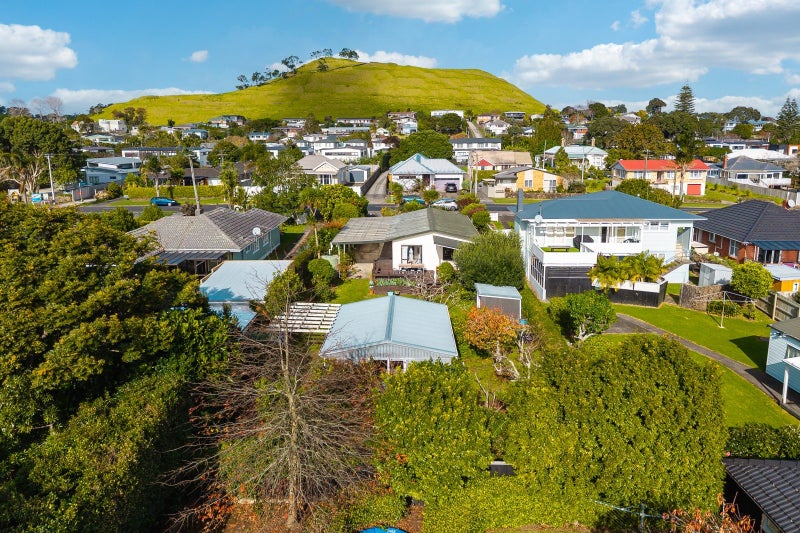 44 McIntyre Road, Mangere Bridge, Manukau City, Auckland For Sale
