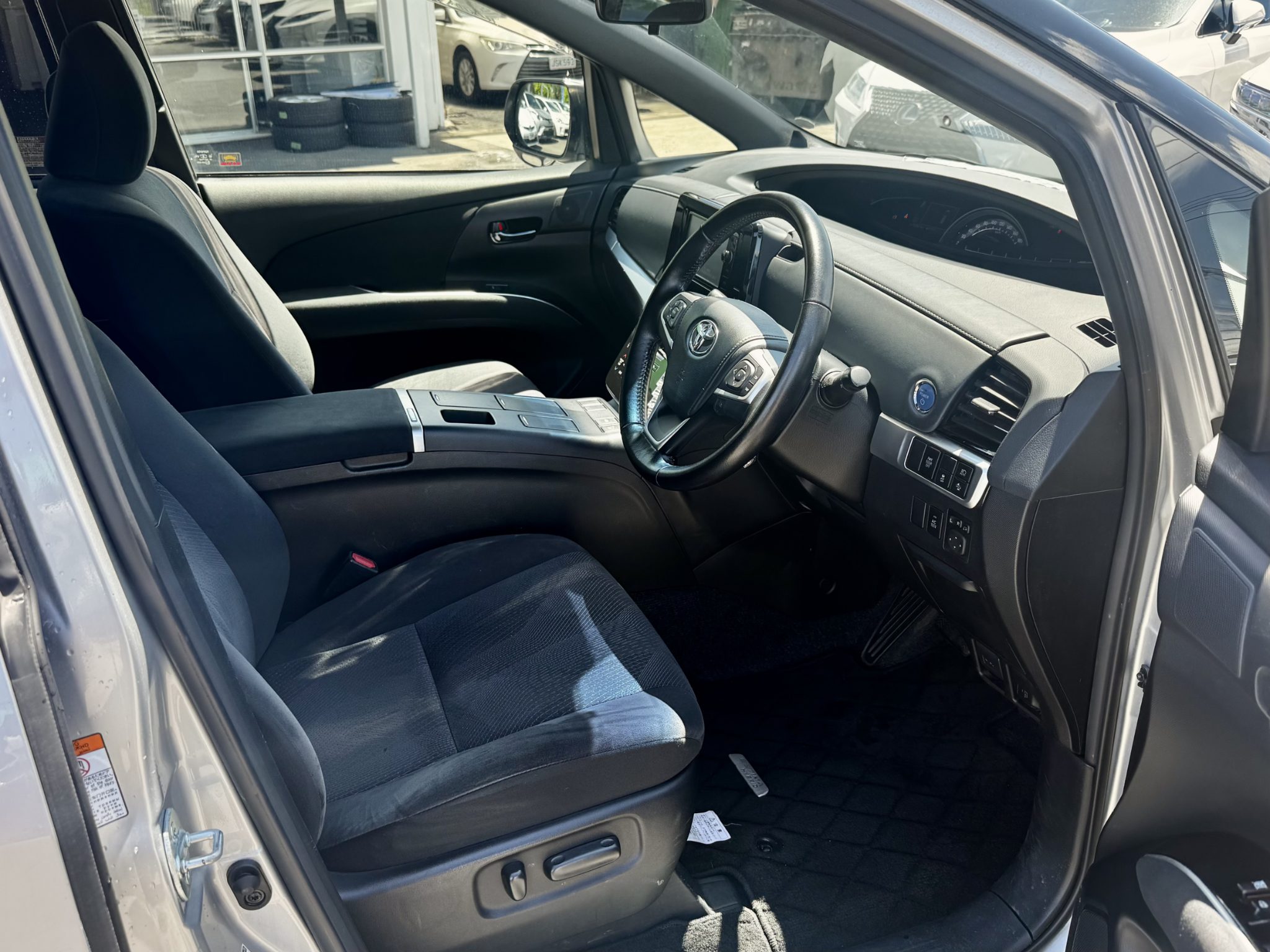Toyota Estima Hybrid Interior
